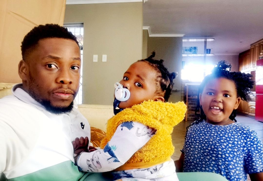 Two well-known actors who are single fathers. - Soapie Celebs